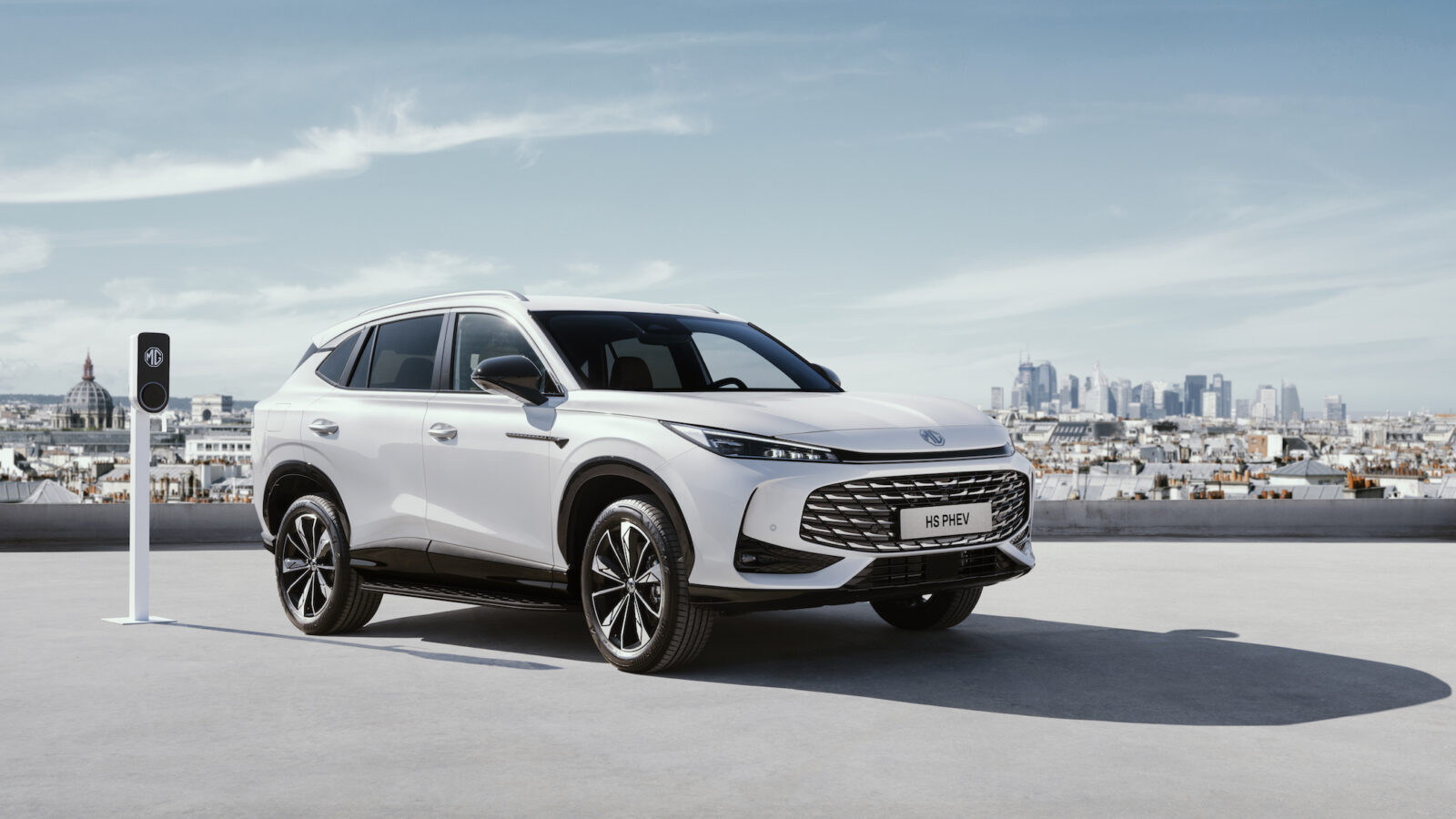 ARRIVA MG LEASE. STRAORDINARI VANTAGGI SU MG HS PLUG IN HYBRID E MG4.